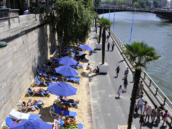 Paris sets up artificial beaches along the Seine - The Traveller's Magazine